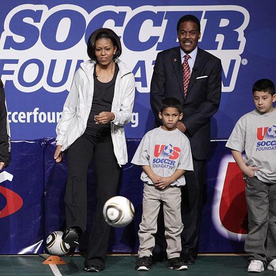 Michelle Obama futbol oynadı