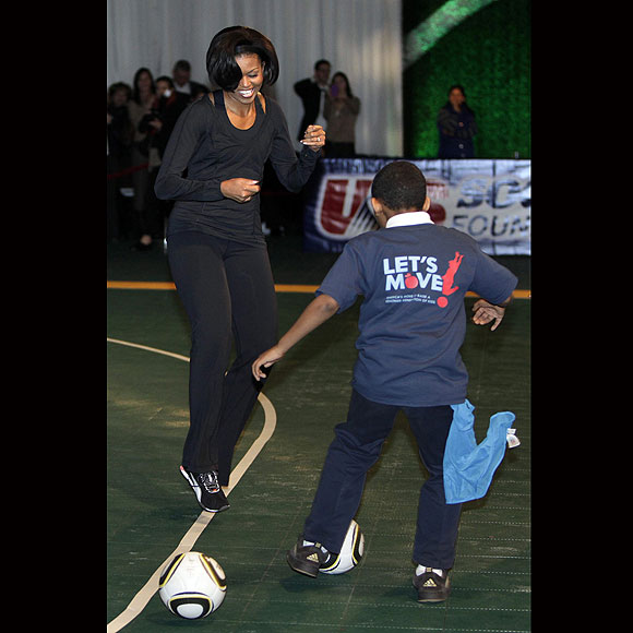 Michelle Obama futbol oynadı
