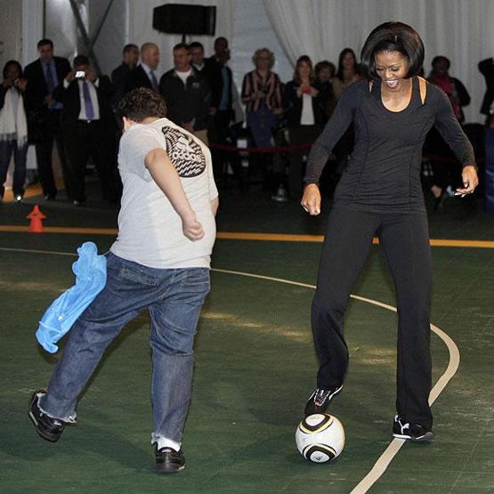 Michelle Obama futbol oynadı
