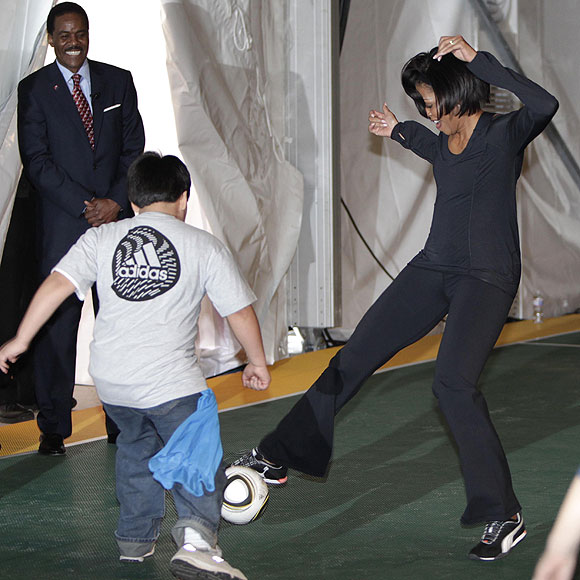 Michelle Obama futbol oynadı