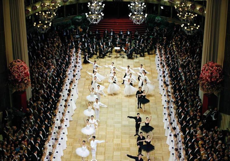 Kim Kardashian Viyana'daki opera balosundaydı - Magazin Haberleri