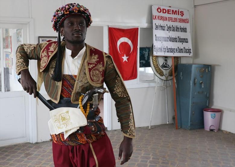 Fildişili Alex efe oldu zeybek oynuyor - Futbol Haberleri