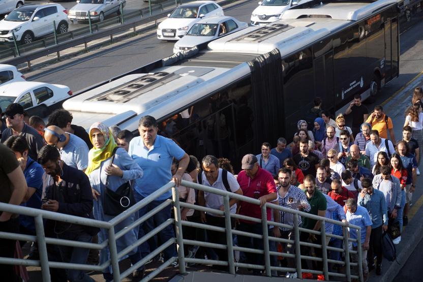 Metrobüs kalabalığı çilesi yeniden başladı - Günün Haberleri