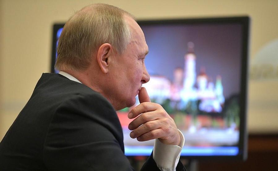 Fotoğrafta dikkat çeken detay: Putin'in hala Windows XP kullandığı ...
