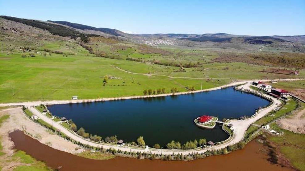 Yeşilliğin ortasındaki gölet, manzarası ile hayran bırakıyor - Seyahat ...