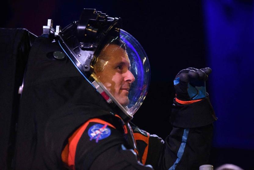 Ay görevi için tasarlandı: İşte NASA'nın yeni uzay giysisi - Dünya ...