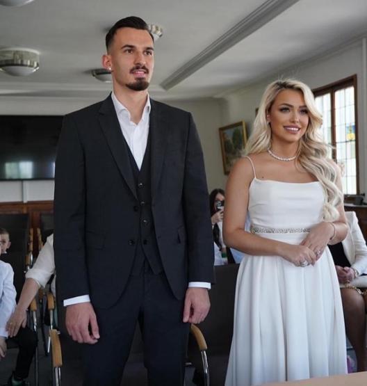 Mergim Berisha, sevgilisi Edona Rudaku ile evlendi