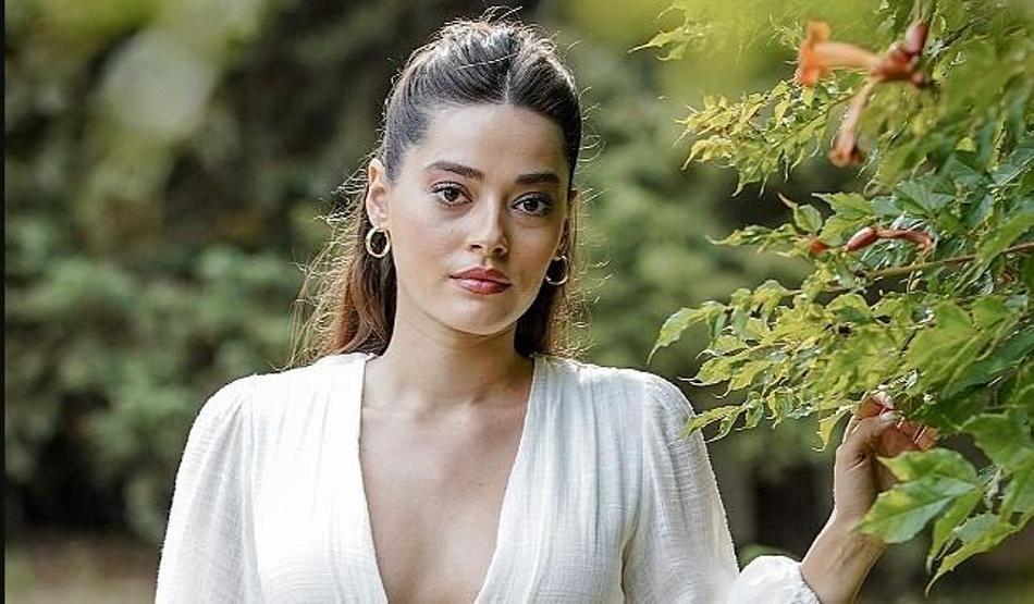 Simay Barlas derin yırtmacıyla mest etti! - Magazin Haberleri