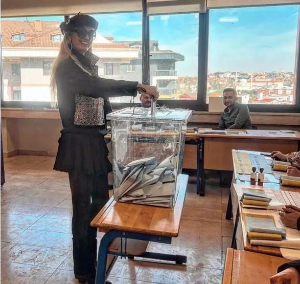 31 Mart yerel seçimlerinde ünlü isimler de sandığa koştu - Son Dakika ...