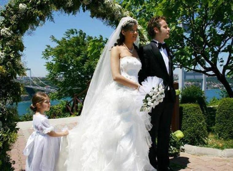 YABANCI DAMAT'IN NİKO'SU ÖZGÜR ÇEVİK EVLENDİ! Hatice Kartoğlu ...