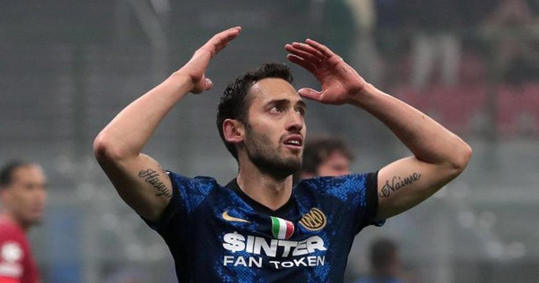 Hakan Çalhanoğlu imzayı atıyor - Son Dakika Futbol Haberi