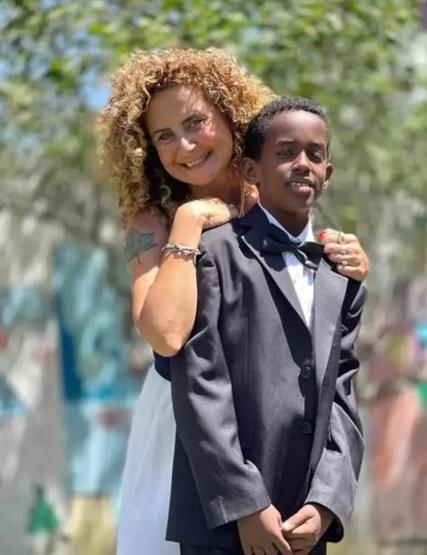 Esra Akkayanın Evlat Edindiği Can Alex Büyüdü: Gözlerden Uzakta Koca ...