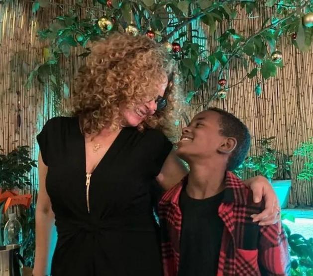 Esra Akkayanın Evlat Edindiği Can Alex Büyüdü: Gözlerden Uzakta Koca ...