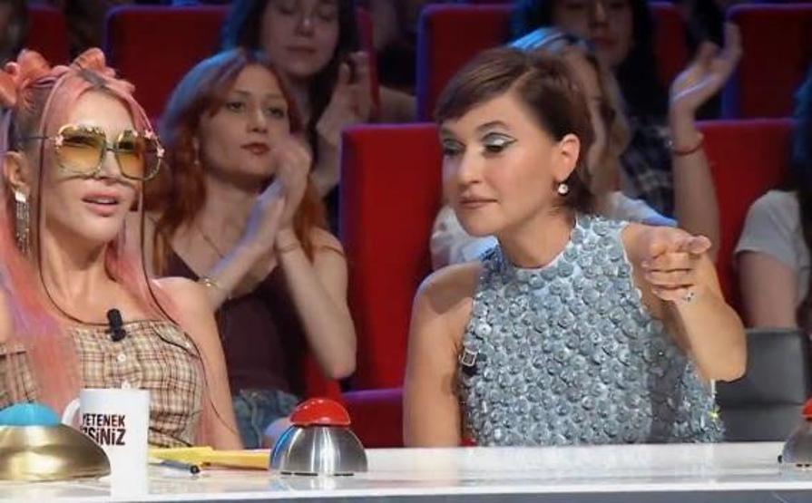 7 YAŞINDA YOK BÖYLE YETENEK! Hande Yener ve Şevval Sam ayakta alkışladı ...