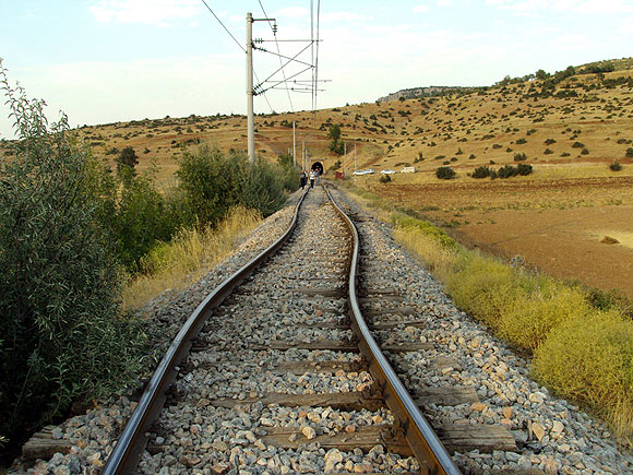 Sıcaktan tren rayları bile genleşti! - CNN TÜRK En Son Haberler