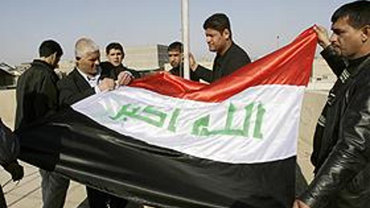 Yeni Irak bayrağı hükümet binasında - Dünya Haberleri CNN TÜRK