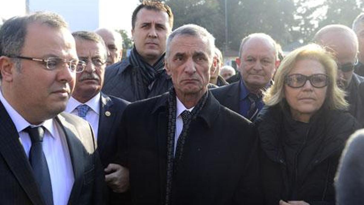 Engin Alan annesini toprağa verdi - Günün Haberleri CNN Türk