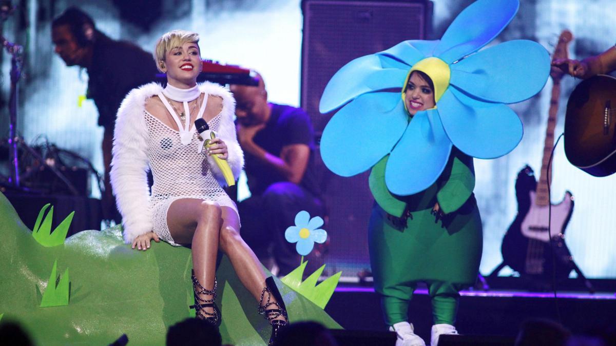 Miley Cyrus'tan olay yaratan kıyafet - Son Dakika Magazin Haberleri