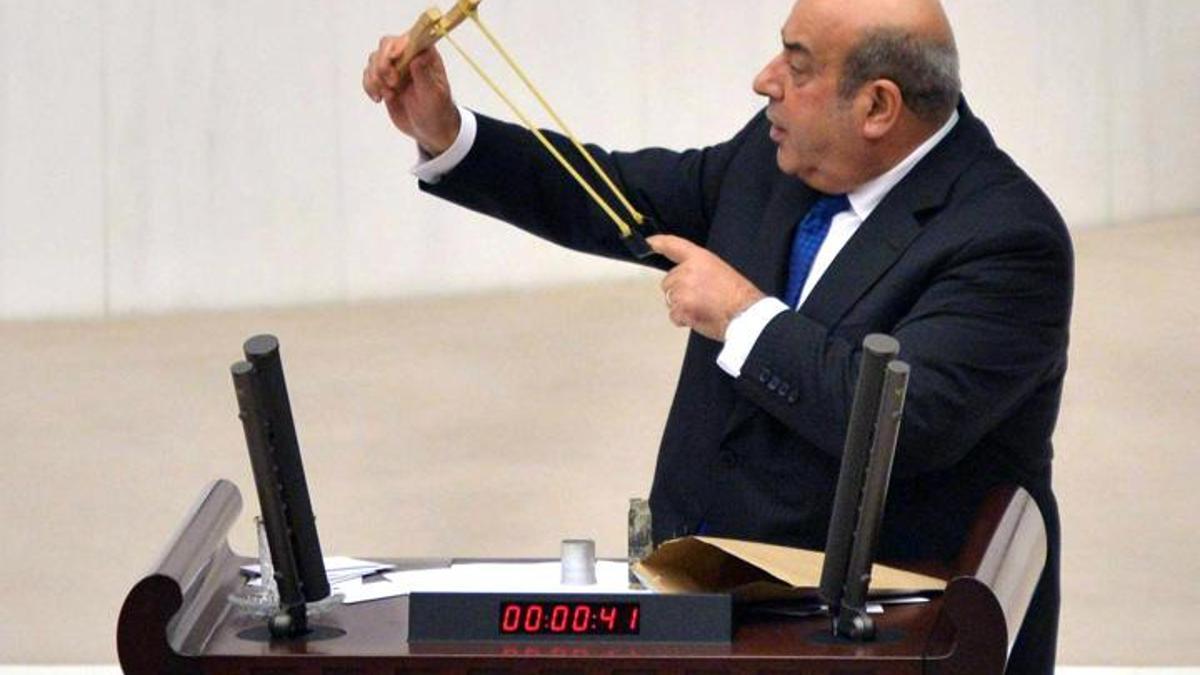 Hasip Kaplan, Genel Kurul'a sapanla geldi - CNN TÜRK Son Haberler