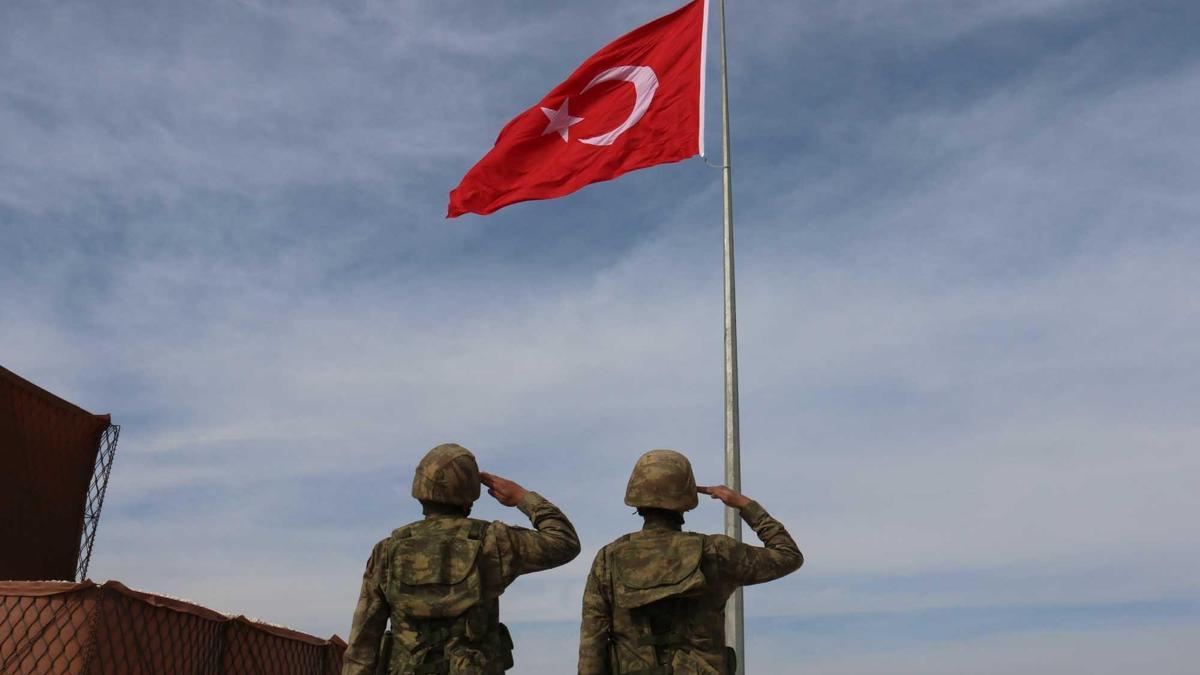 Suriye sınırına yeni dev bayrak - CNN TÜRK En Son Haberler
