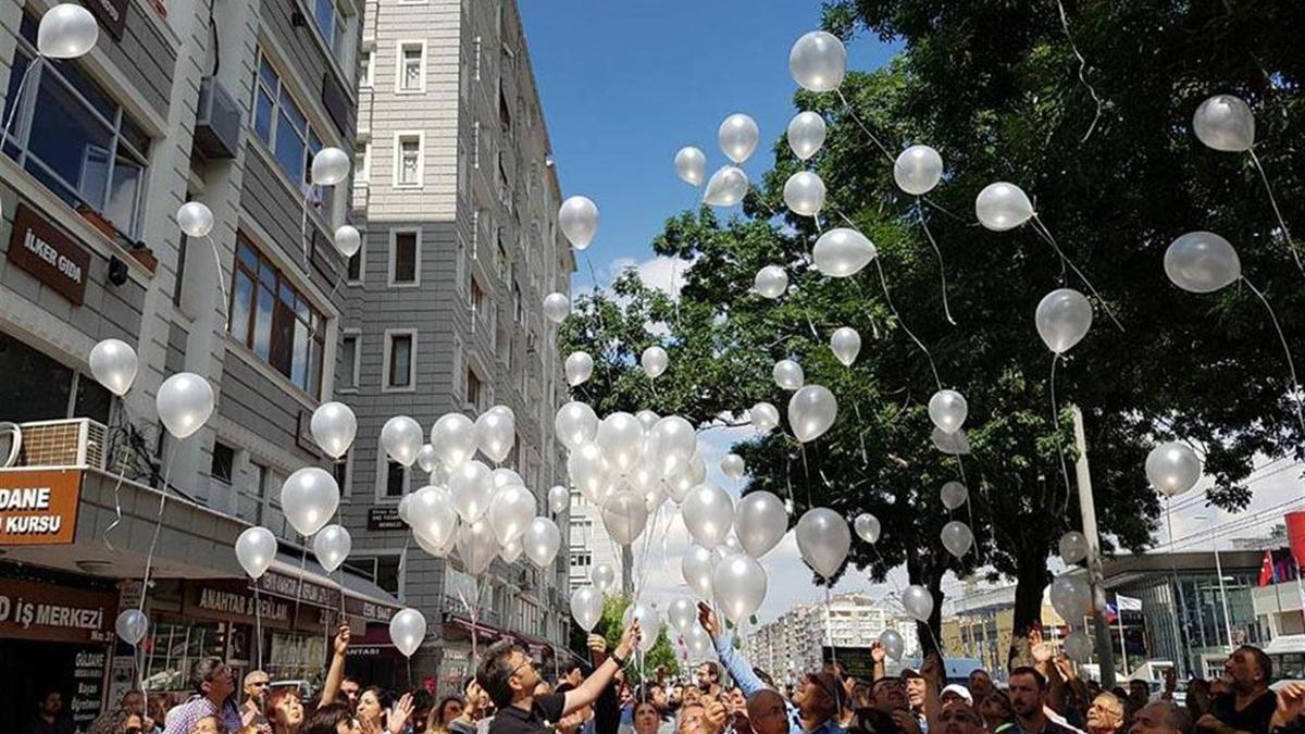 Nuriye Gülmen ve Semih Özakçaya destek için gökyüzüne 100 balon - Son ... Nuriye Gülmen ve Semih Özakçaya destek için gökyüzüne 100 balon - Son ...