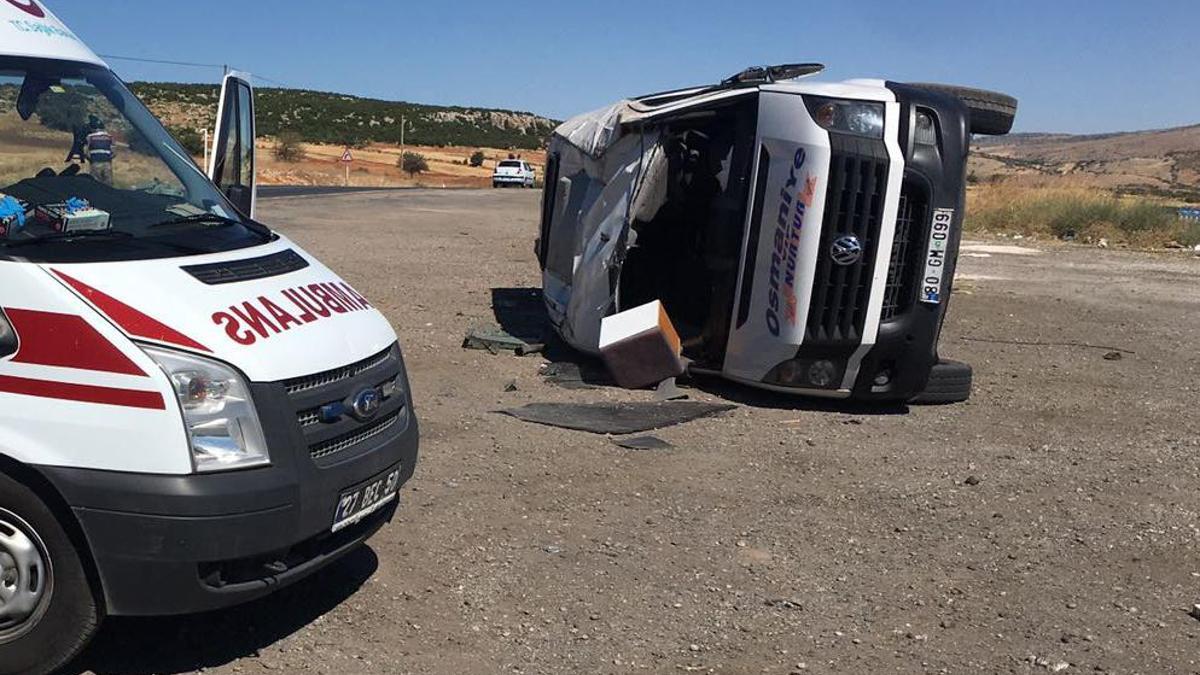 Otomobil, yolcu minibüsüne çarptı: 8 yaralı - Son Dakika Flaş Haberler