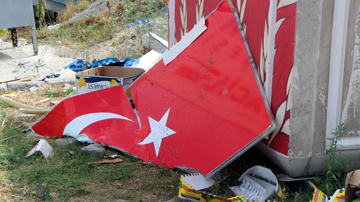 Türk bayrağını çöpe attılar - Son Dakika Haberleri CNN Türk