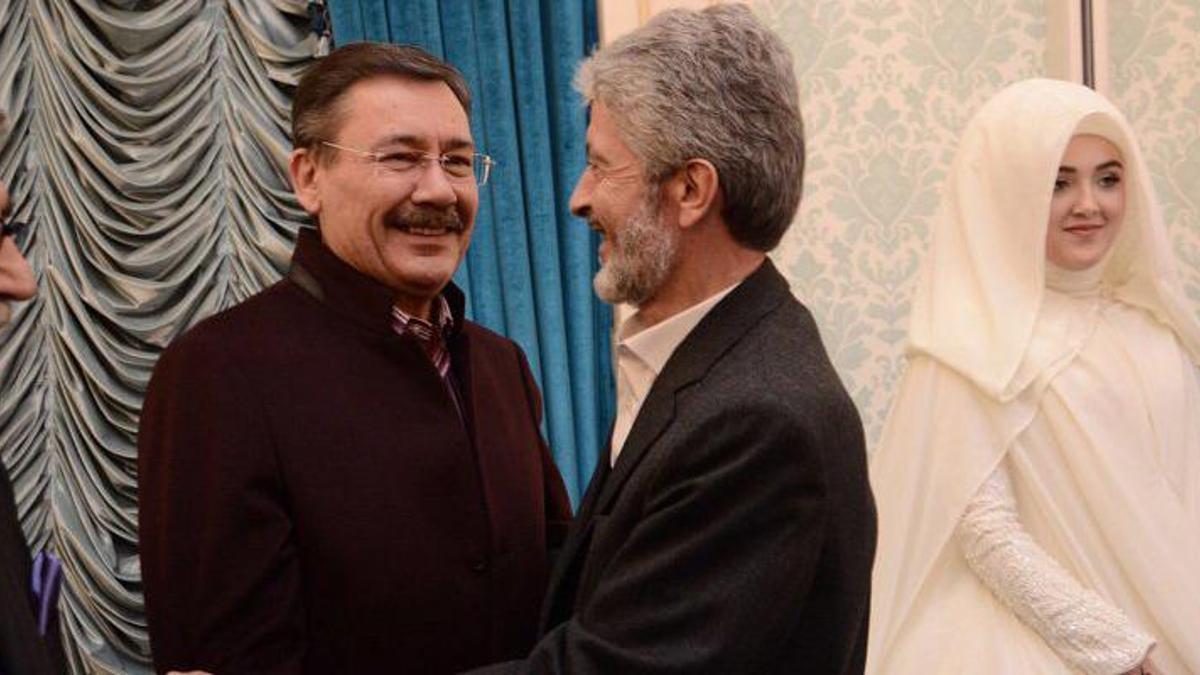 Melih Gökçek yerine gelen Mustafa Tuna'ya böyle sarıldı - Günün ...