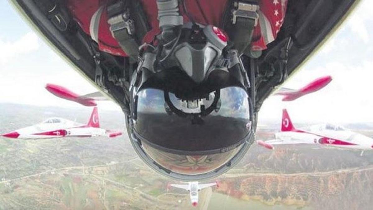 Türk pilot tarihi geçti: Dünyada ilk kez yapıldı - CNN TÜRK Haberler