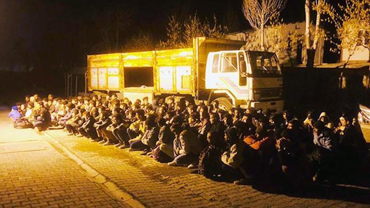 Van'da kamyon kasasında 126 kaçak yakalandı - Son Haberler