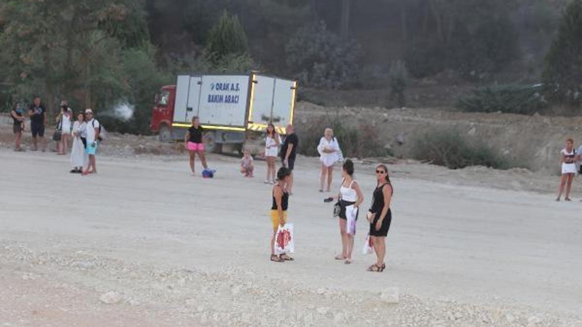 Alev alan tur otobüsünü, şans eseri bölgeden geçen arazöz söndürdü ...