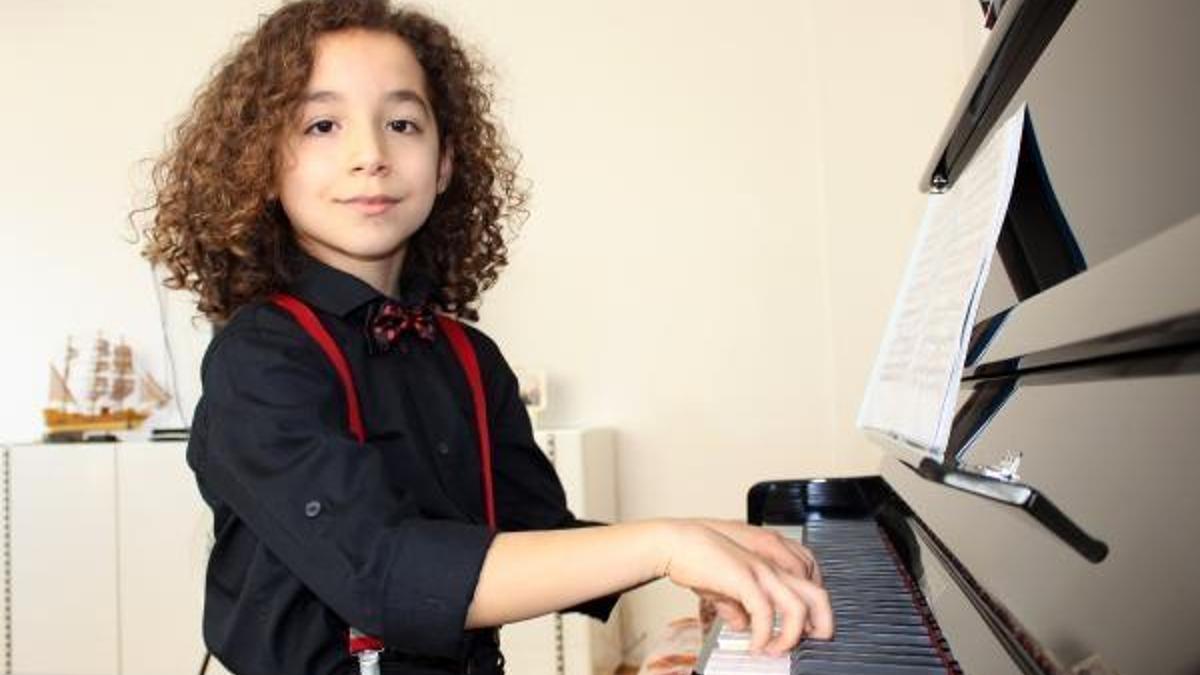 Küçük Engin'in hedefi, dünyaca ünlü orkestralarda piyano çalmak ...