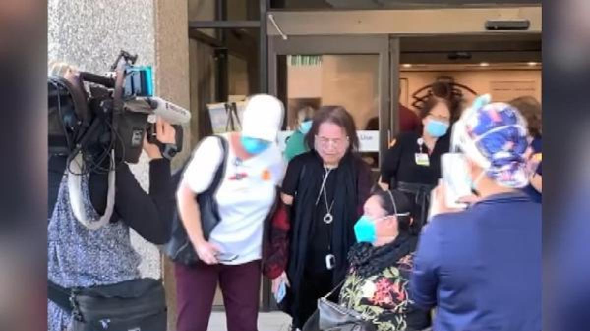 8 ay sonra alkışlarla taburcu oldu - Son Dakika Dünya Haberleri