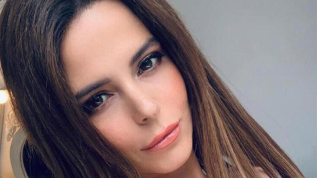 Kendisini Simge Sağın olarak tanıtan kabin memuruna hapis cezası! - Son ...