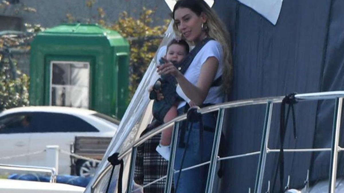 İşte Lalin bebek! Ünlü çift kızlarının yüzünü ilk kez gösterdi ...