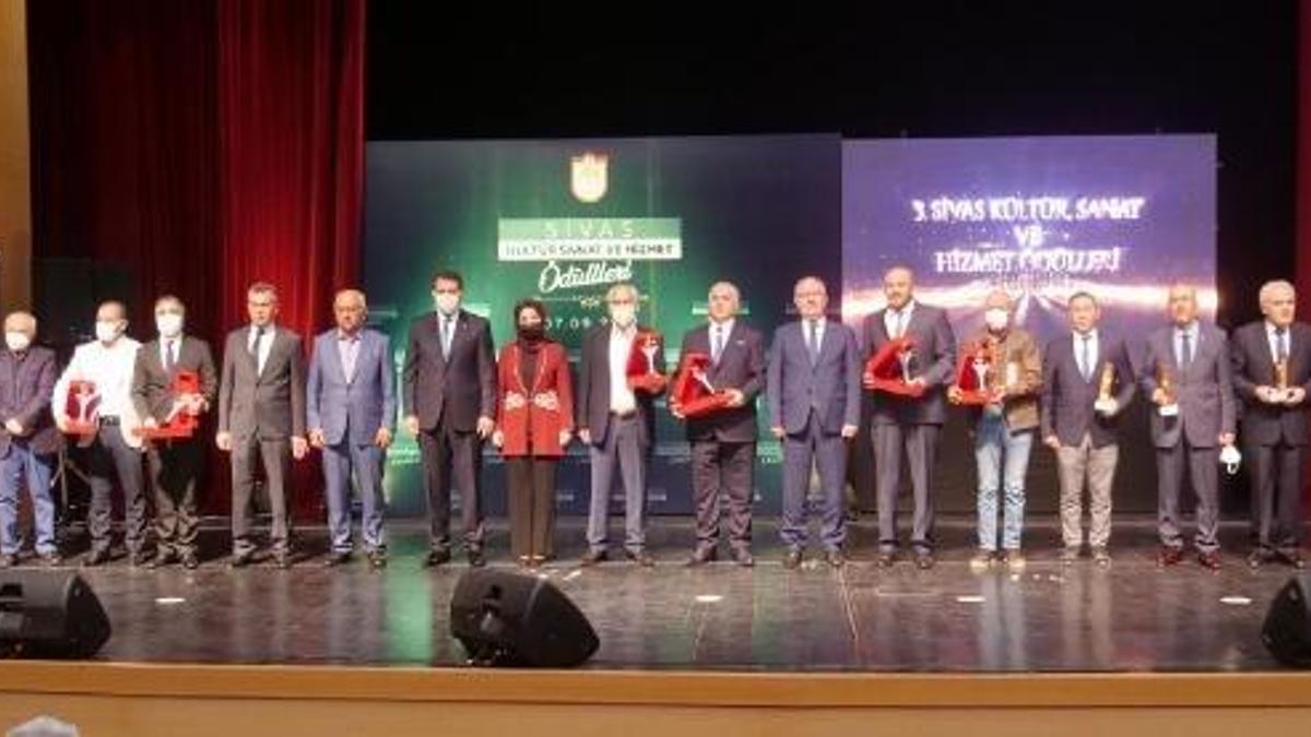 Sivas'ta 3'üncü Kültür Sanat ve Hizmet Ödülleri sahiplerini buldu ...