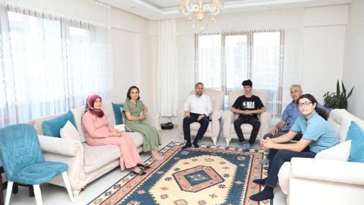 Başkan Özdemir'den, TYT birincisi Hatun'a tebrik ziyareti - Merkez Haber