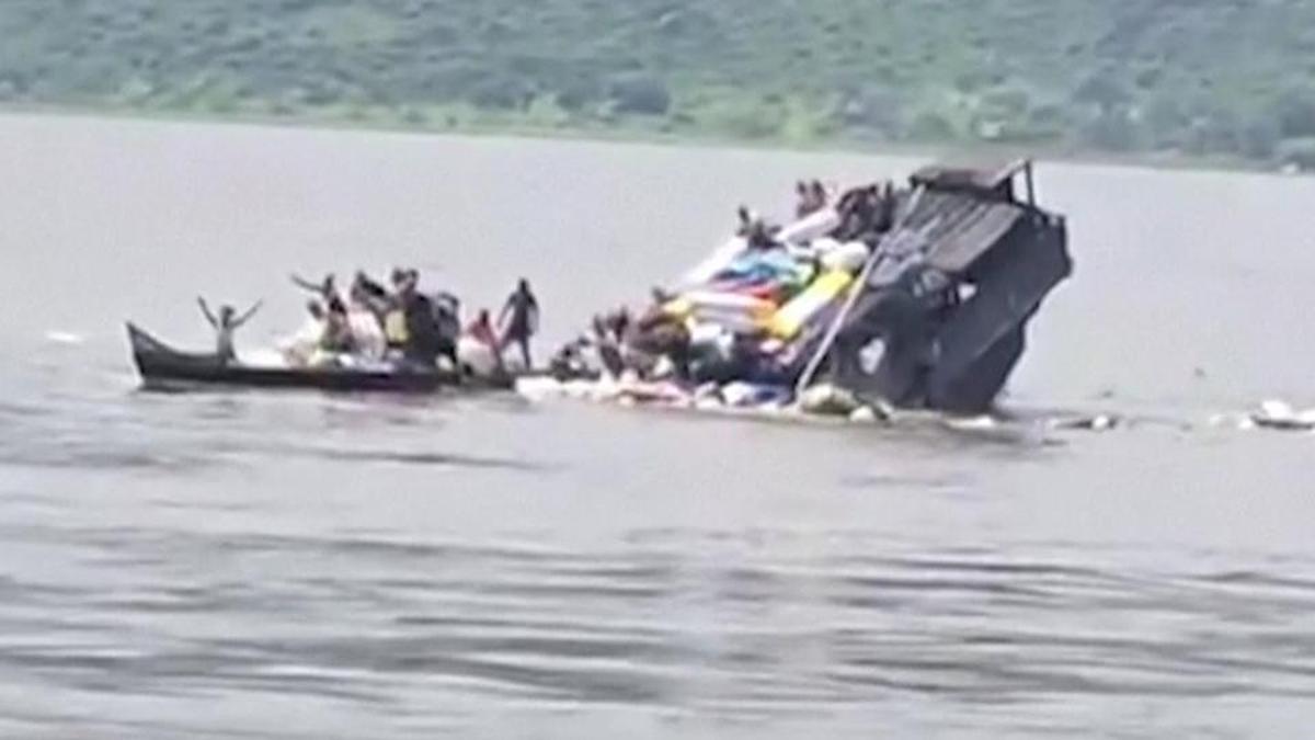 Kongo Nehri'nde can pazarı: Dehşet içinde batışını izlediler! - | Video