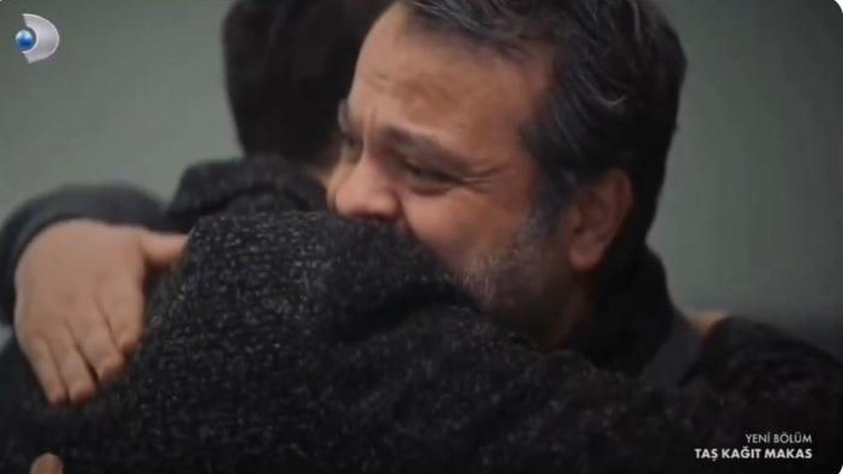 Umut ve Rıza'dan ağlatan sahne! Doğum günün kutlu olsun baba! Taş Kağıt Makas 5. bölümüyle ...