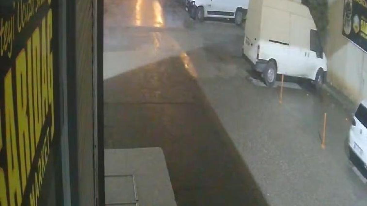 Adana'da fırtınada devrilen korkuluk ve reklam panosu araçlara zarar ...