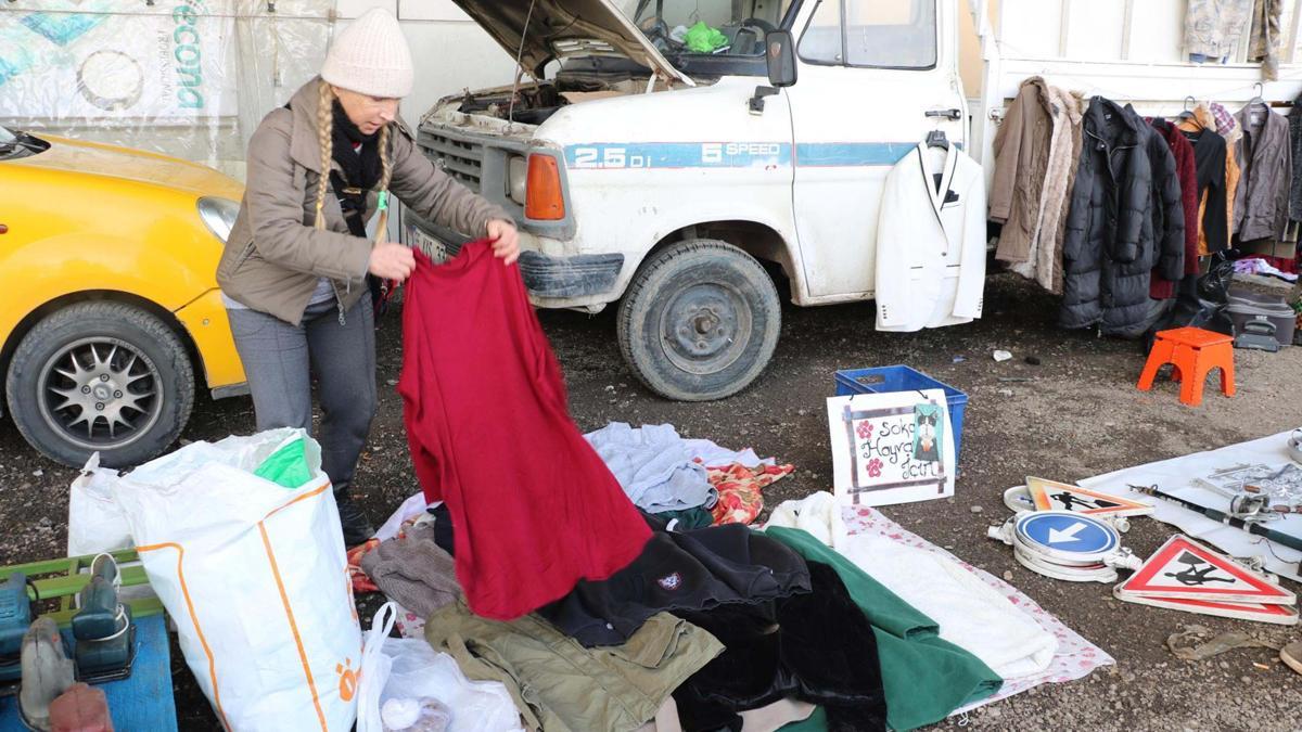 Yavru kedi hayatını değiştirdi; sokaktaki canlar için ikinci el eşya ...