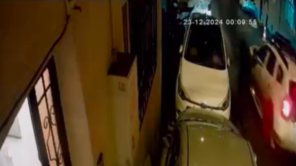 Sarıyerde evi terk eden eşinin ağabeyinin aracına zarar verdi ...