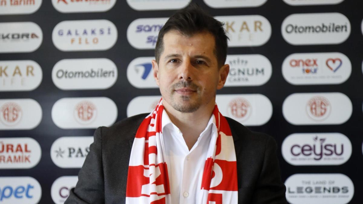 Antalyaspor'da Emre Belözoğlu'na imza töreni! 1.5 yıllık sözleşmeye ...