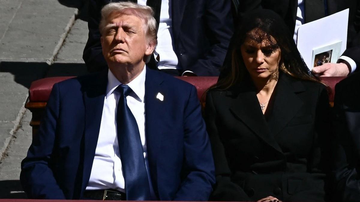 Papa'nın cenaze töreninde krizi önleyen isim Melani Trump oldu! Dudak ...