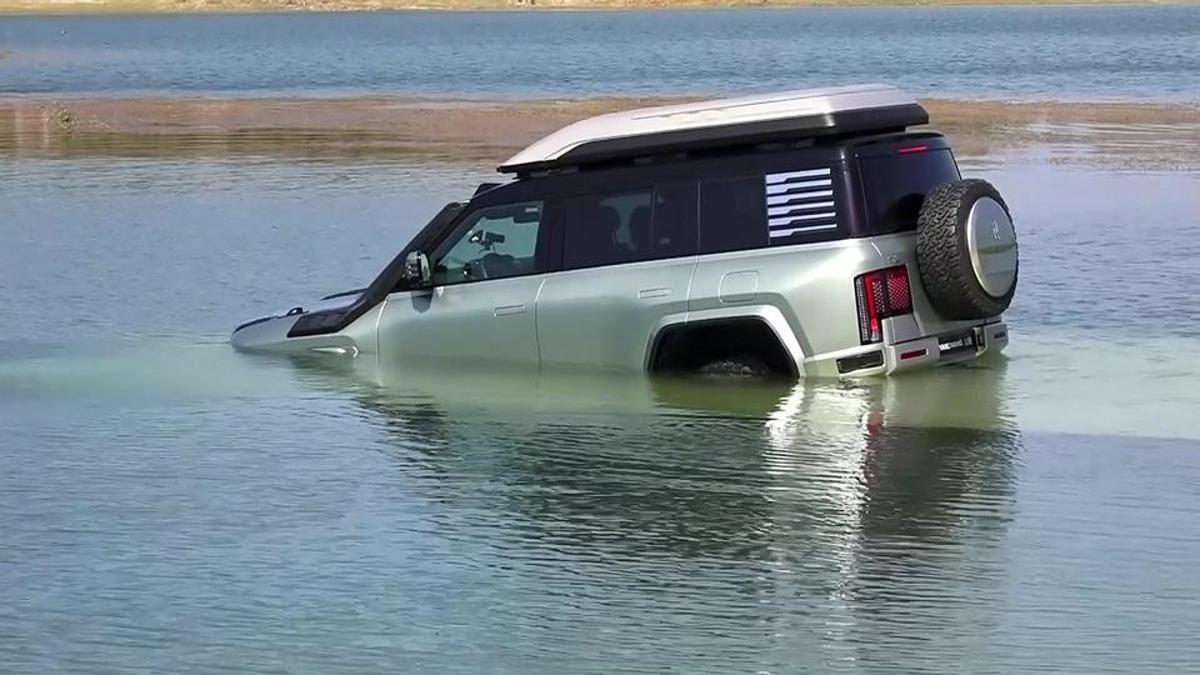 HAVADA, KARADA, SUDA GİDEBİLİYOR! Otomobil şov... - | Video