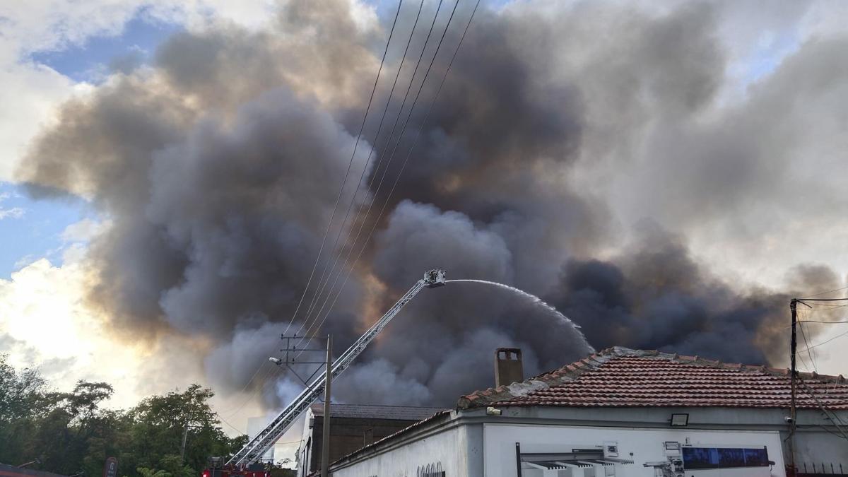 SON DAKİKA... İzmir'de depo yangını! - Son Dakika Haberleri Bugün