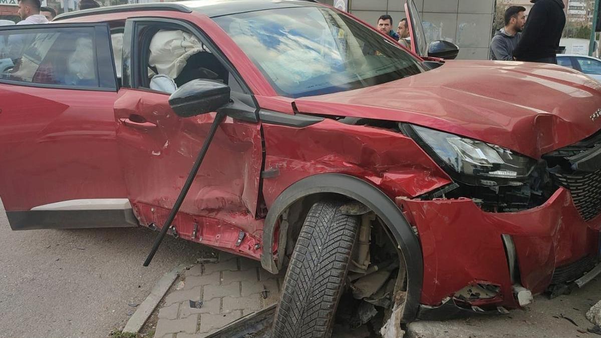 Bursa'da korkunç kaza! İki otomobil kafa kafaya çarptı - Günün ...