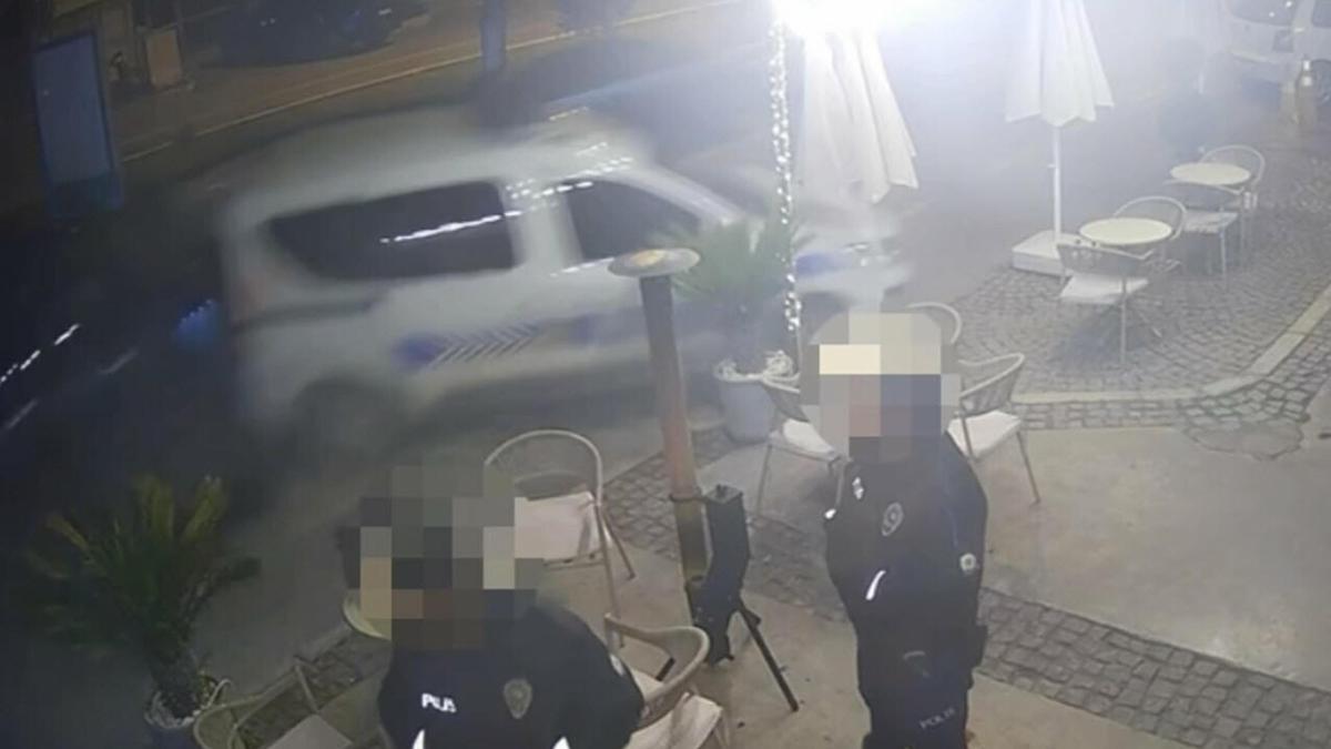 Otomobil, park halindeki polis aracına çarptı; kaza kamerada - Çeşme Haber