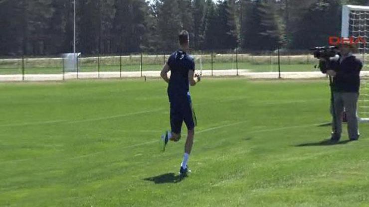 Robin van Persie ilk kez sahaya indi - Spor Haberleri