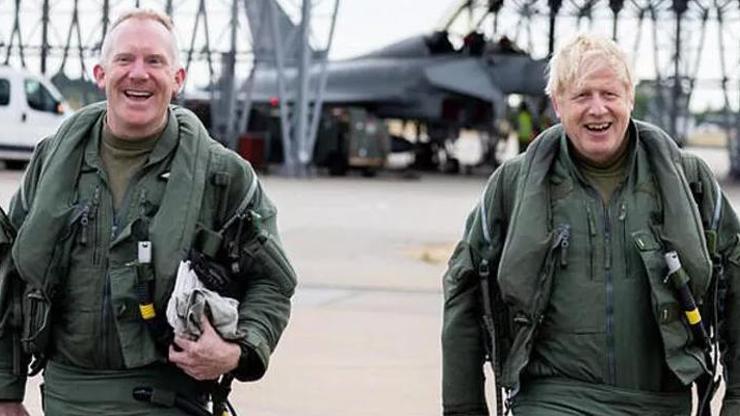 İngiltere bu görüntüleri konuşuyor! Boris Johnson pilot oldu - Dünya ...